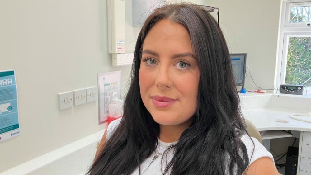 Sort out NHS dentistry for children, demands Taunton mum - BBC News