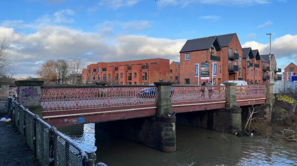 'Historic' river bridge in Leicester to undergo repair work - BBC News