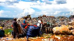 A 15 km do Planalto, a vida no maior lixão ativo da América Latina ...