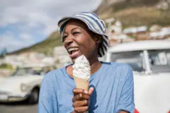 Femme qui mange de la glace