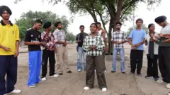 ਮੋਗਾ ਦੀ ਅਨਾਜ ਮੰਡੀ ਵਿੱਚ ਰੈਪ ਕਰਦੇ ਨੌਜਵਾਨ
