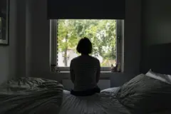 Căn bệnh về da này có thể gây ra các mảng da trắng ở vùng âm hộ, ngứa ngáy, hình thành sẹo và những biến đổi về mặt giải phẫu khiến âm hộ bị co rút hoặc thít chặt lại, gây đau đớn khi tiểu tiện, đại tiện và quan hệ tình dục.