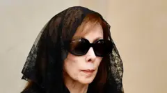 تحضر الفنانة العالمية فيروز جنازة ابنها، حيث تقام المراسم في كنيسة رقاد السيدة العذراء مريم في محيدتا، في لبنان في 28 يوليو/تموز 2025
