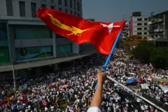 ၂၀၂၁ ခုနှစ် စစ်အာဏာသိမ်းမှုဆန့်ကျင်ရေးဆန္ဒပြပွဲမှာတွေ့ရတဲ့ NLD အလံ 