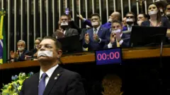 Deputado Sóstenes Cavalcante e parlamentares de oposição fazem ato com esparadrapo na boca durante sessão da Câmara dos Deputados