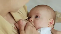 dojenje male bebe