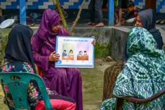 বাংলাদেশের টাঙ্গাইলে একজন এনজিও কর্মী গ্রামবাসীদের সাথে সিসার বিষক্রিয়া নিয়ে কথা বলছেন, ছবি- ৯ই ফেব্রুয়ারি, ২০২৫ 