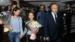 Анна Валерьевна Дульцева кызы менен. Алардын жанында Орусиянын президенти Владимир Путин турат