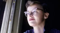 Koni Konvers sa naočarima za vid