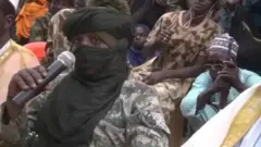 Bello Turji sanye da baƙin rawani, ya na jawabi a yayin wani taron sulhu a baya 