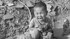 Bebé tras la explosión en Hiroshima. 