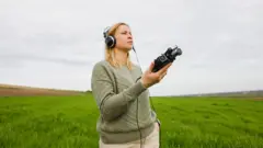 Жінка в навушниках