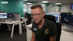 Aaron, operator numeru 999 w pogotowiu ratunkowym w mieście Preston na północy Anglii