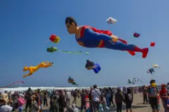 Beragam bentuk layang-layang diterbangkan saat Festival Layang-Layang Internasional di Pantai Parangkusumo, Bantul, Yogyakarta, Indonesia, pada 27 Juli 2024. 