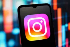 Tela de celular com logo do Instagram