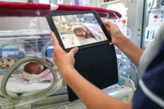 Một trẻ sơ sinh tại một bệnh viện ở Anh Quốc 