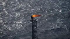 Vista aérea da tocha de gás da plataforma de petróleo "Cidade de Itaguaí", embarcação flutuante de produção, armazenamento e transferência (FSPO), operando na unidade de exploração do pré-sal da Bacia de Santos, em Itaguaí, a cerca de 240 km da costa do Rio de Janeiro.