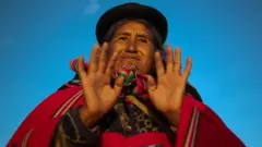 Mujer amayra haciendo una ceremonia