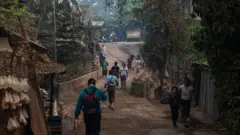 တာ့ခ်ခရိုင်၊ မယ်လစခန်းထဲ သွားလာနေသူတွေ 