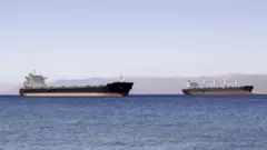 በቀይ ባሕር ላይ የሚጓዙ ግዙፍ መርከቦች