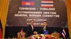ประธาน GBC ของกัมพูชา-ไทย พล.อ.เตีย เซ็ยฮา (ซ้าย) กับ พล.อ.ณัฐพล นาคพาณิชย์