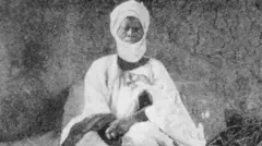 Sarki Musulmi Attahiru I a zaune sanye da babbar riga da rawani a 1903.
