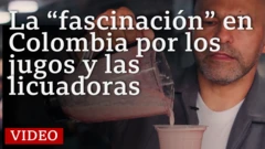 Hombre con una licuadora vertiendo jugo sobre un vaso, sobre la imagen el texto: La "fascinación" en Colombia por los jugos y las licuadoras