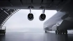 Arte conceptual enfoca el enorme avión WindRunner desde una de sus alas, mostrando dos turbinas y el fuselaje. El avión está dentro de un hangar abierto que deja ver un cielo gris