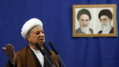 اکبر هاشمی رفسنجانی، رئیس جمهور سابق ایران، خطبه‌های نماز جمعه هفتگی را در دانشگاه تهران در تاریخ ۲۷ مارس ۲۰۰۹ ایراد می‌کند.