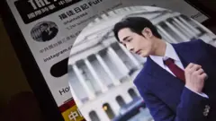 台灣網紅「八炯」YouTube頭像，他身穿深藍色西裝外套，紅色領帶（BBC中文圖片）