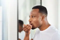 የአፍ ጠረኑን የሚከታተል ወንድ 