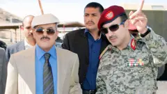 أحمد على عبدالله صالح مع والده الرئيس الراحل علي عبدالله صالح