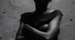 እጇን ያጣመረች ሴት