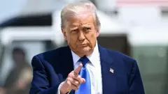 Трамп крупним планом сходить з літака і показує палець