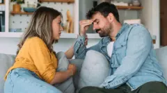 Pareja conversando