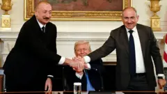 Президент Азербайджану Ільхам Алієв, президент США Дональд Трамп та прем'єр-міністр Вірменії Нікол Пашинян тиснуть руки під час церемонії підписання угоди у Білому домі 