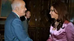 Enrique Eskenazi saluda con un apretón de manos a Cristina Fernández de Kirchner