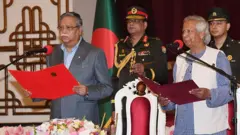 অন্তর্বর্তী সরকারের প্রধান উপদেষ্টা হিসেবে রাষ্ট্রপতির কাছে শপথ পাঠ করছেন ড. মুহাম্মদ ইউনূস