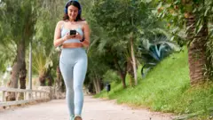 أصبح حساب الخطوات اليومية هواية شائعة مع أجهزة تتبع اللياقة البدنية