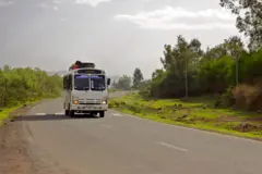 በጉዞ ላይ ያለ አውቶብስ 