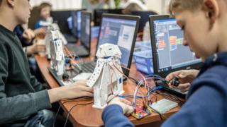 Matrix: a origem e o polêmico legado do filme no mundo real - BBC News ...