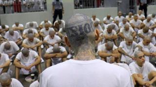 La cena de Navidad en la megacárcel de Bukele - BBC News Mundo