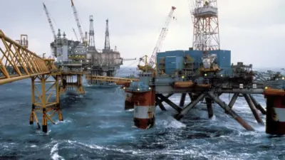 Met Police assaults: Attacks on officers up 40% during lockdown - BBC News