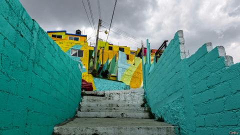 Palmitas, el barrio mexicano que combate la violencia con colores - BBC ...