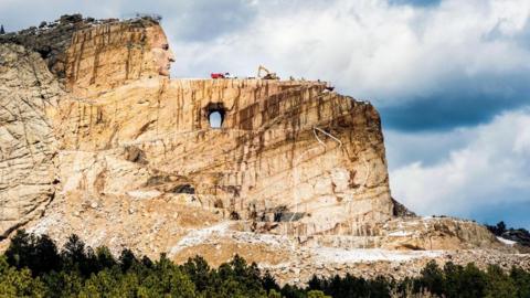 La familia que desde hace 70 años esculpe un monumento a los indígenas ...