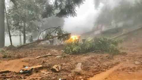 Longsor tewaskan tiga orang, Jakarta mulai banjir, pengungsian berlangsung - BBC News Indonesia