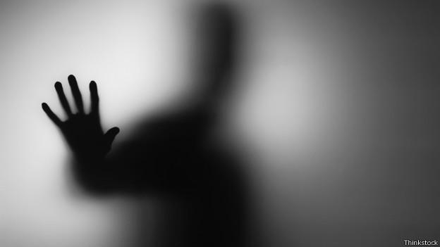 ¿Por qué tanta gente sigue creyendo en lo paranormal? - BBC News Mundo