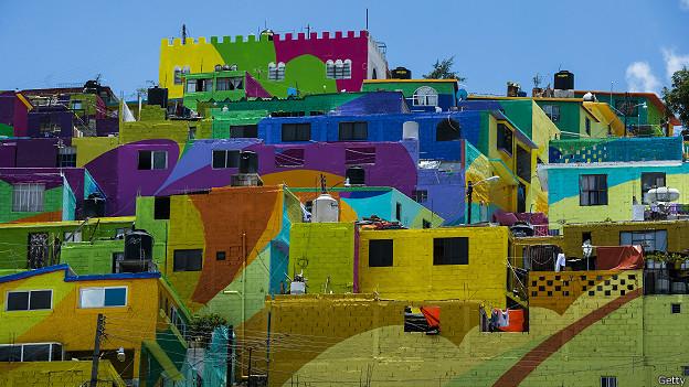 Palmitas, el barrio mexicano que combate la violencia con colores - BBC ...