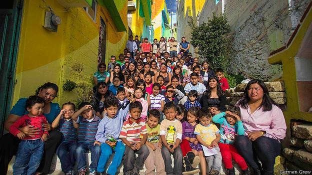 Palmitas, el barrio mexicano que combate la violencia con colores - BBC ...