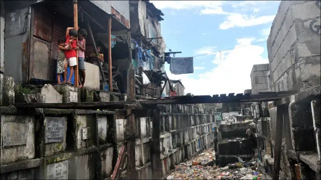 Viviendo entre los muertos en un cementerio de Manila - BBC News Mundo